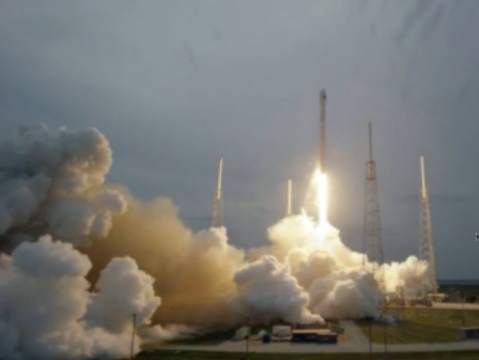 Newly-released videos show SpaceX payload fairing coming back to Earth ...