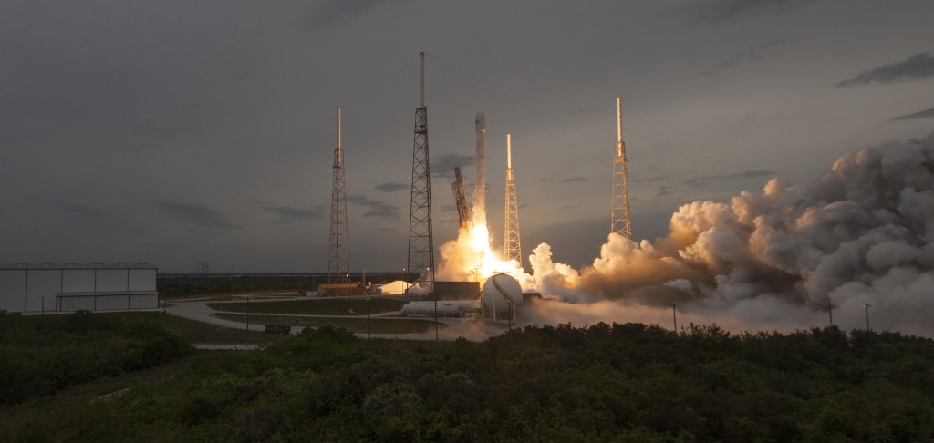 Photos: Falcon 9 rockets into dusky sky – Spaceflight Now