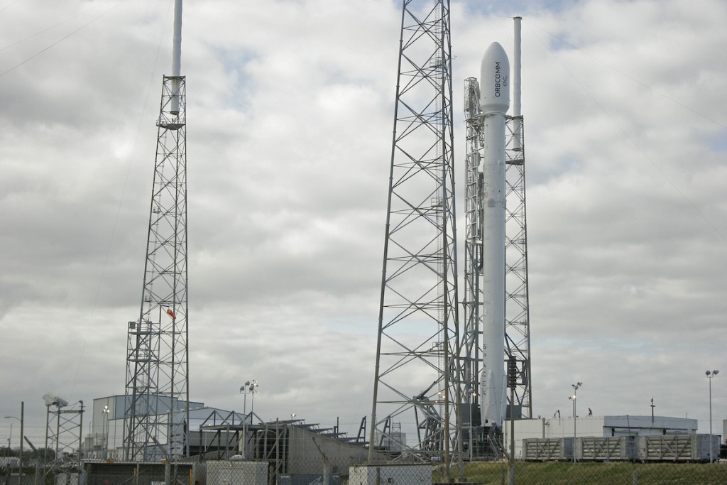 Photos: Taller, souped-up Falcon 9 on the launch pad – Spaceflight Now