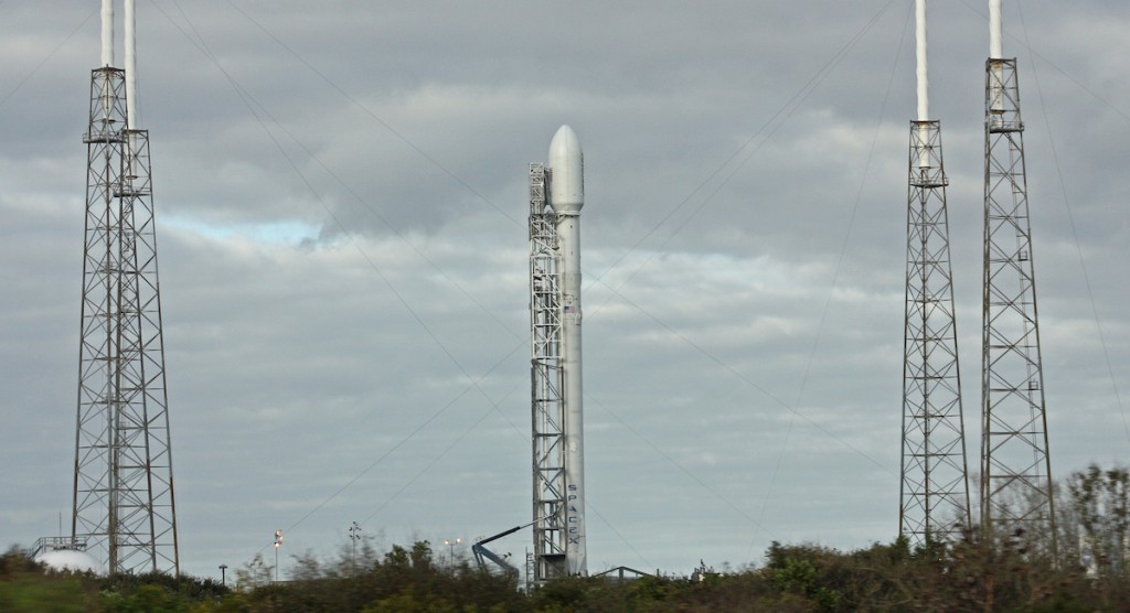Photos: Taller, souped-up Falcon 9 on the launch pad – Spaceflight Now