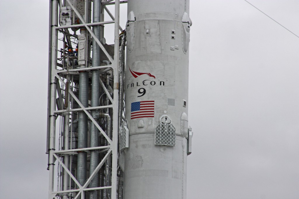 Photos: Taller, souped-up Falcon 9 on the launch pad – Spaceflight Now