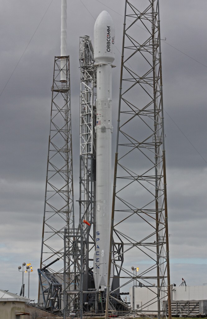 Photos: Taller, souped-up Falcon 9 on the launch pad – Spaceflight Now
