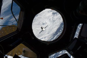 Photos: Dragon completes rendezvous with the station – Spaceflight Now