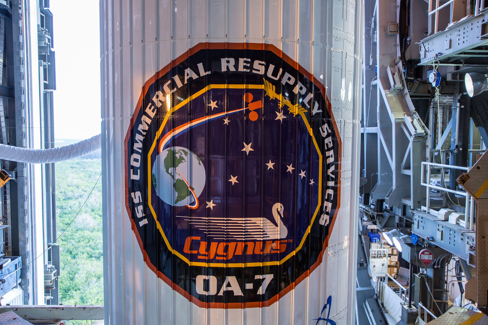 Photos: Atlas 5 rolled out with OA-7 Cygnus – Spaceflight Now