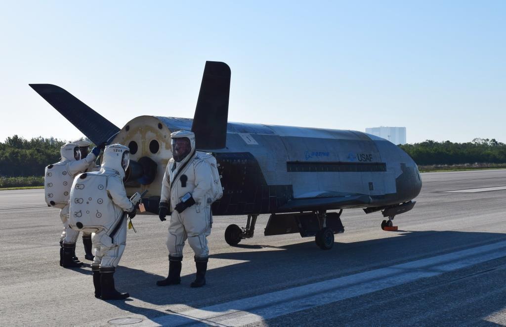 Photos: Sunday’s return of X-37B after 718 days in space – Spaceflight Now