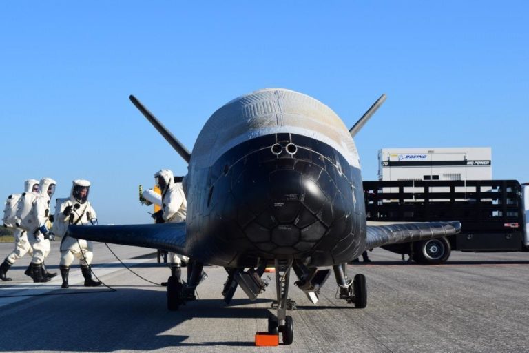 Photos: Sunday’s return of X-37B after 718 days in space – Spaceflight Now