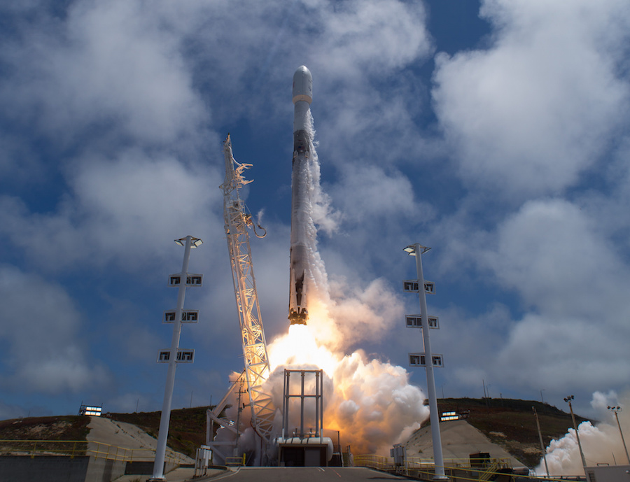 Photos: Blues skies make for spectacular Falcon 9 launch in California ...