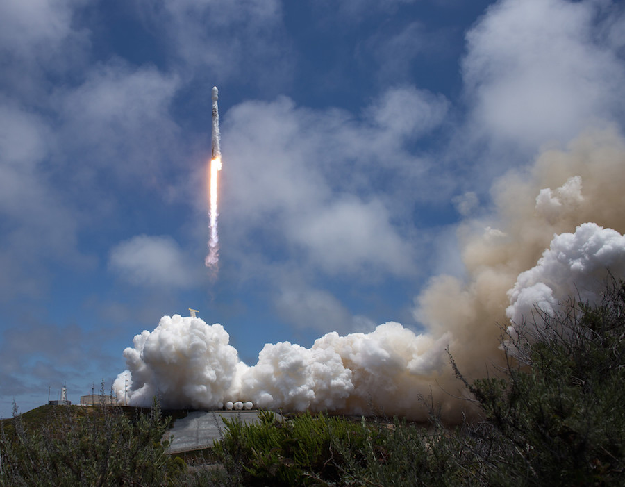 Photos: Blues skies make for spectacular Falcon 9 launch in California ...