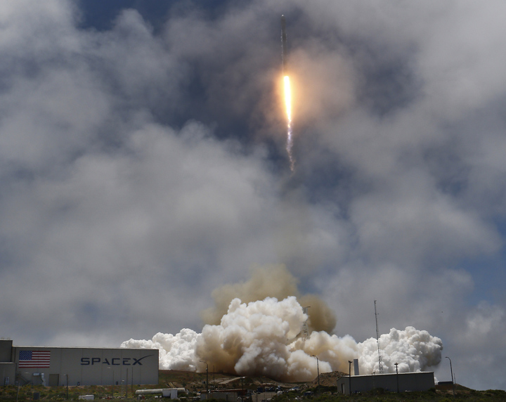 Photos: Blues skies make for spectacular Falcon 9 launch in California ...
