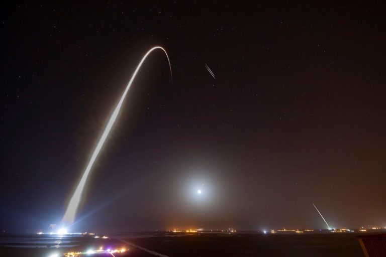 More photos from SpaceX’s first Falcon Heavy night launch – Spaceflight Now