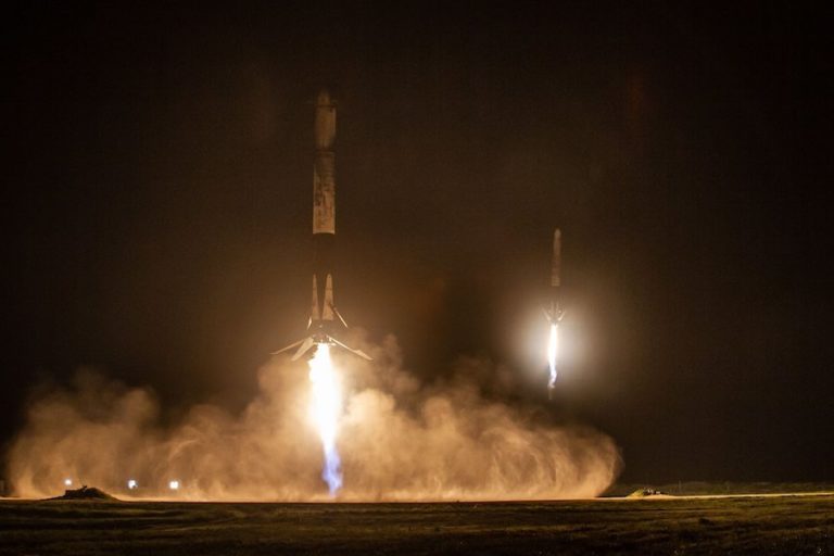 More photos from SpaceX’s first Falcon Heavy night launch – Spaceflight Now
