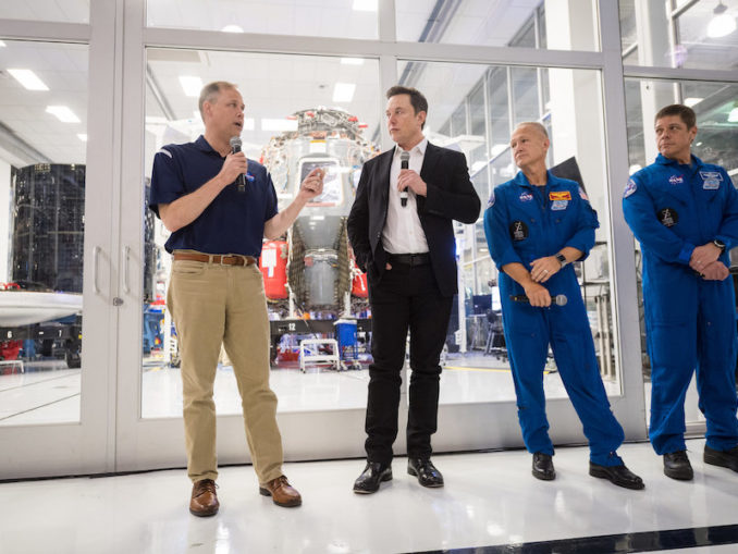 Live coverage: First Falcon Heavy blasts off – Spaceflight Now