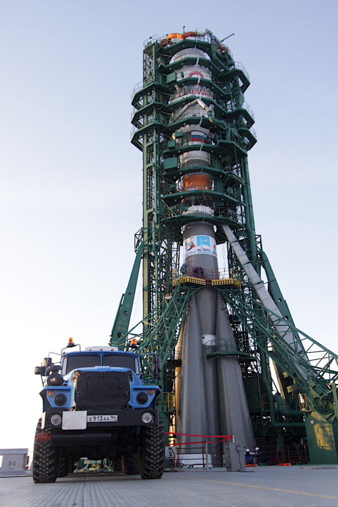 Photos: Soyuz rocket poised for launch with 34 OneWeb satellites ...