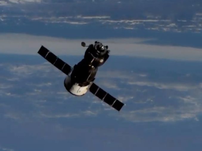 Photos: Progress supply launch viewed from space station – Spaceflight Now