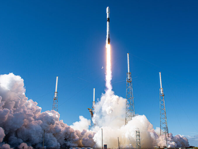 Photos: Gantry retracted from Delta 4-Heavy – Spaceflight Now