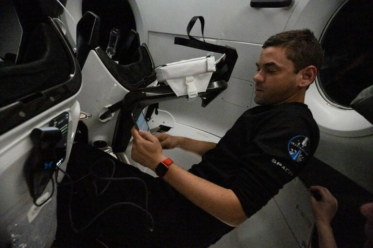 SpaceX, NASA studying commercial crew mission to Hubble Space Telescope ...