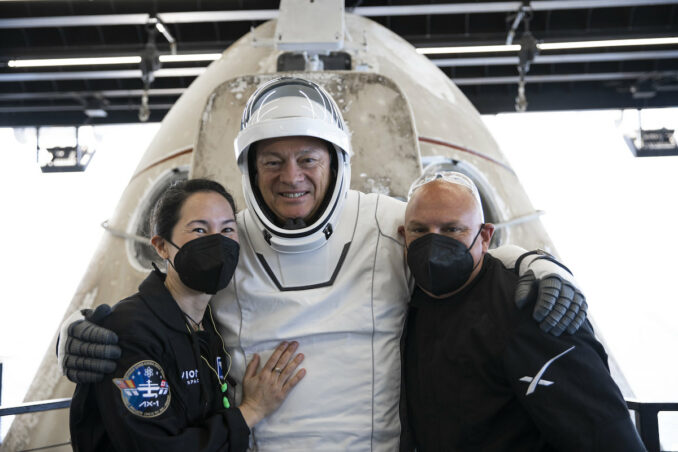 SpaceX capsule returns to Earth with first all-private space station ...