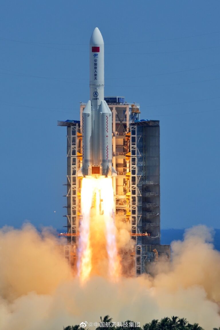 Re-entry of large Chinese rocket booster spotted over Borneo ...