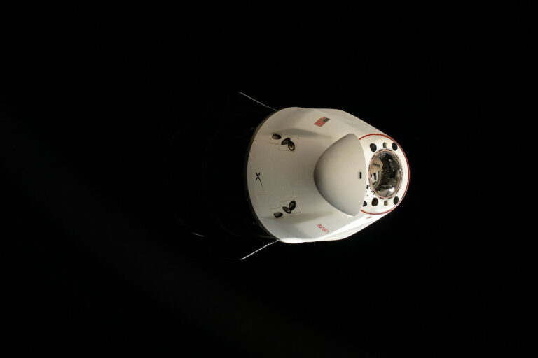 SpaceX Dragon cargo capsule streaks to predawn splashdown in Gulf of ...