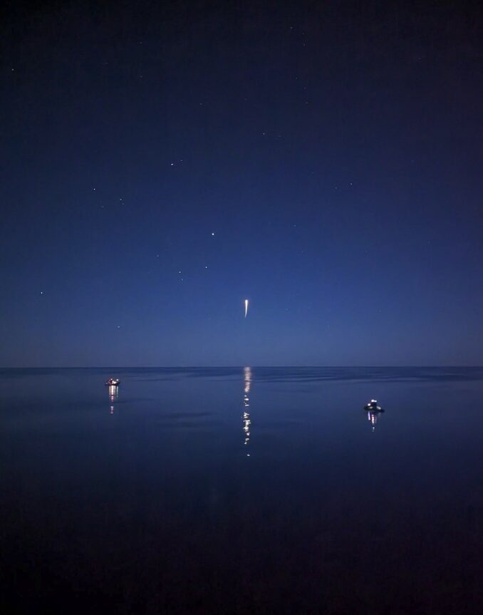 SpaceX Dragon cargo capsule streaks to predawn splashdown in Gulf of ...