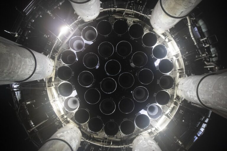 SpaceX test-fires 31 engines on Starship’s gigantic Super Heavy booster ...