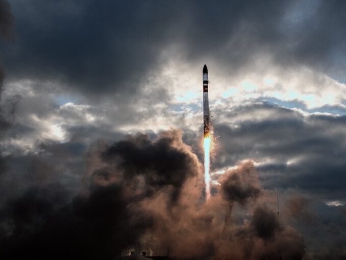 Video: SpaceX lands rocket on drone ship for first time – Spaceflight Now
