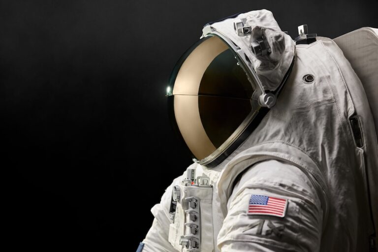 Axiom Space, Oakley partner on spacesuit visor for Artemis missions ...